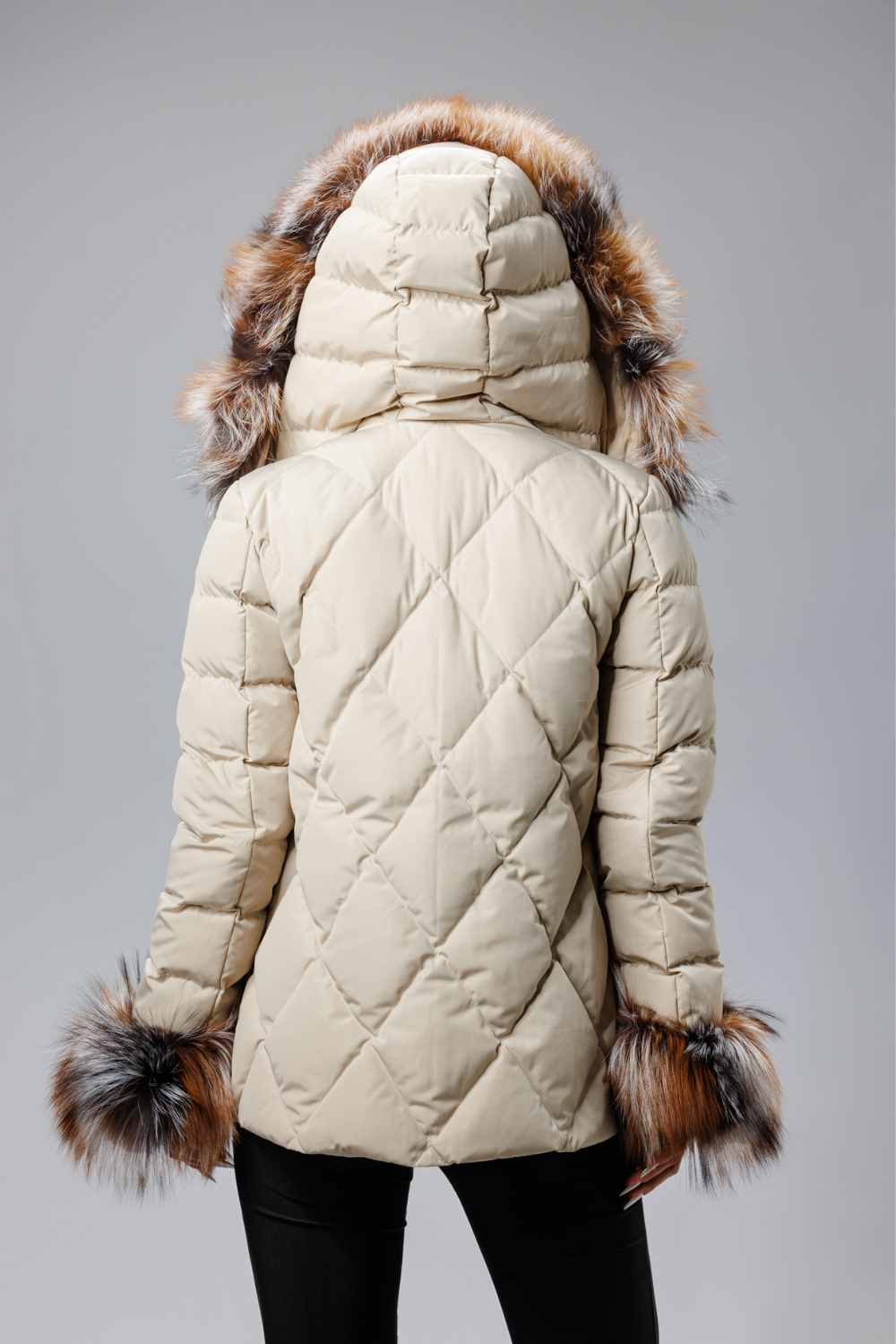 GEACĂ CREM, CU GULER DIN BLANĂ NATURALĂ DE VULPE DETAȘABIL ȘI GLUGĂ