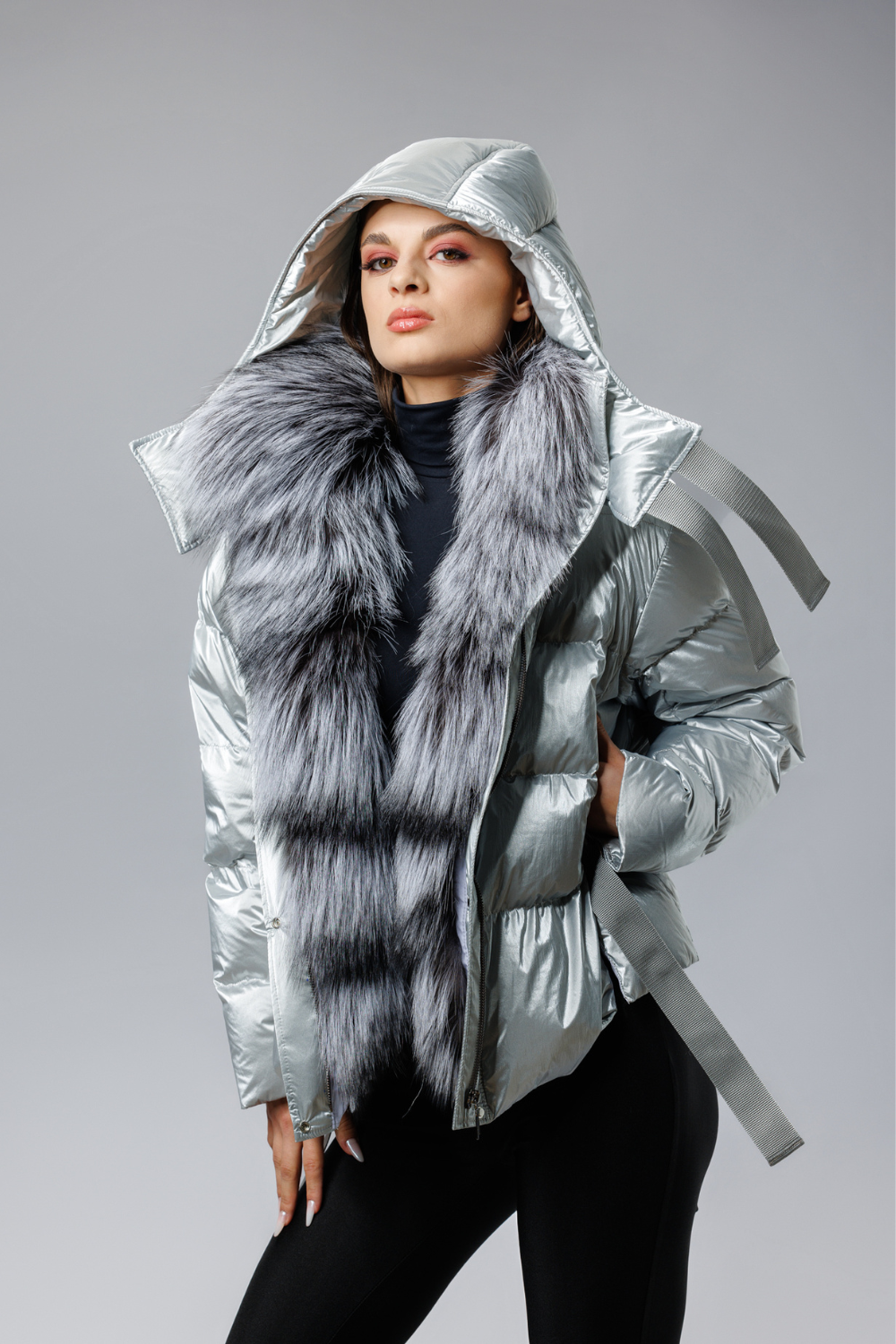 GEACĂ ARGINTIE, CU GULER DIN BLANĂ NATURALĂ DE VULPE DETAȘABIL ȘI GLUGĂ
