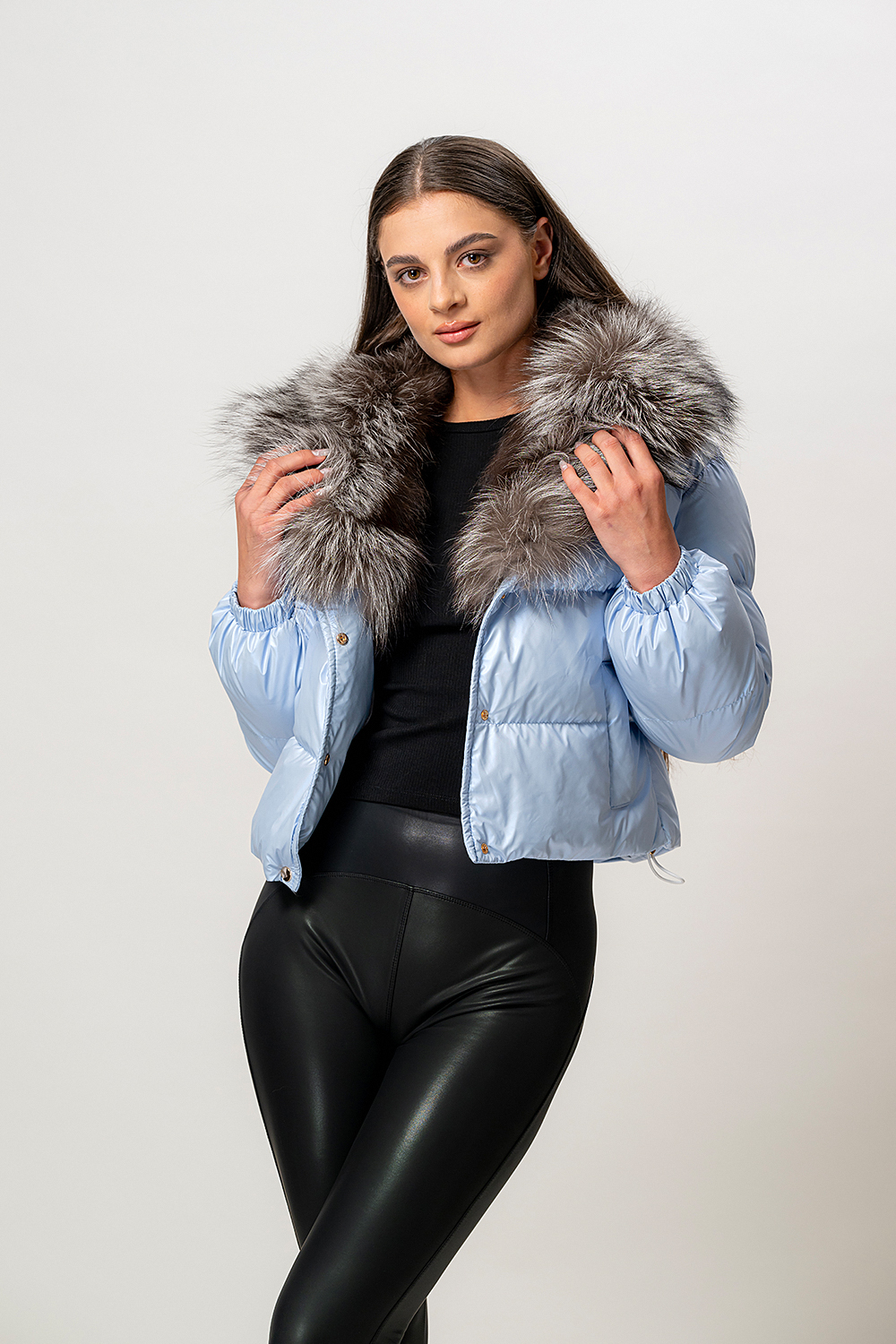 GEACĂ PARKA CULOARE AZURIU, SCURTĂ, CU BLANĂ NATURALĂ DE VULPE ARGINTIE ...